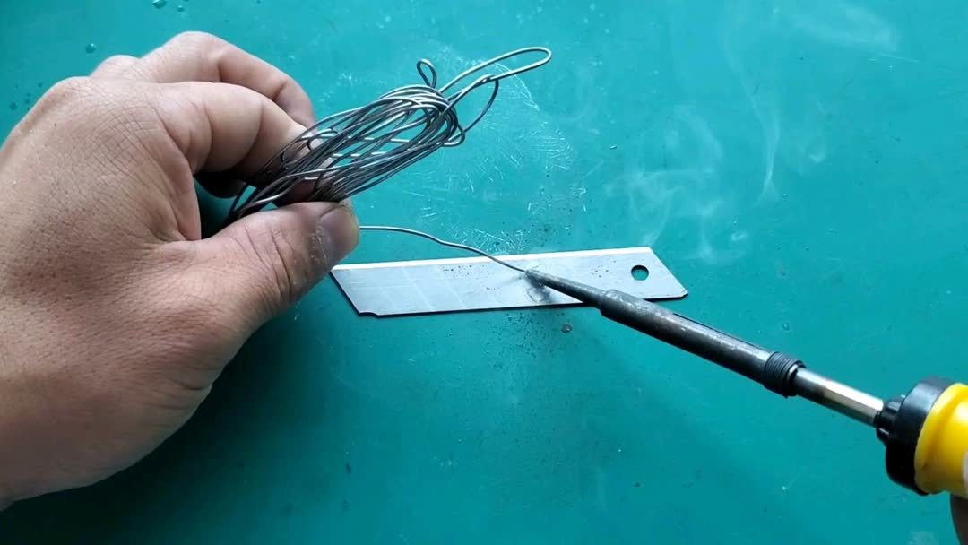 电烙铁怎么焊接不锈钢,你知道吗?小伙详细为你讲解示范,涨知识了