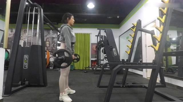 如何利用健身房的器材,锻炼自己的臀部,快来看看吧!