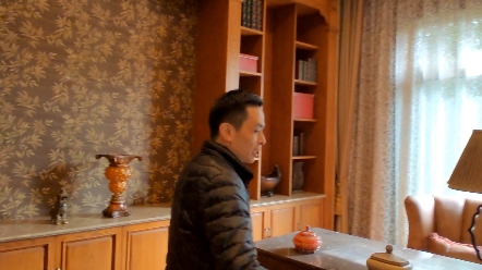 ...2层+地下一层,配备私家电梯,顶楼30平阁楼+180平大露台,报价5800W!