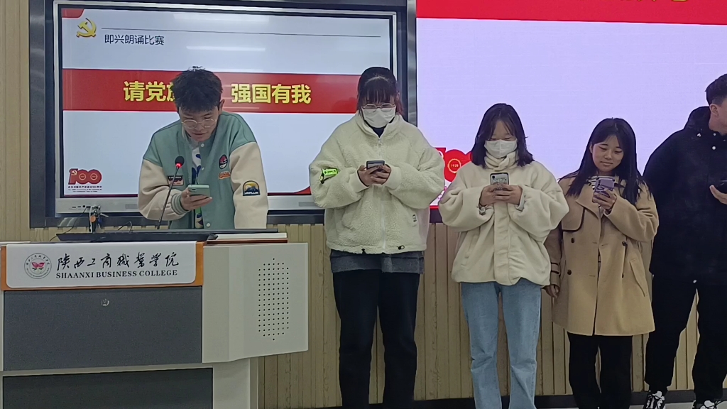 大学生小组讨论