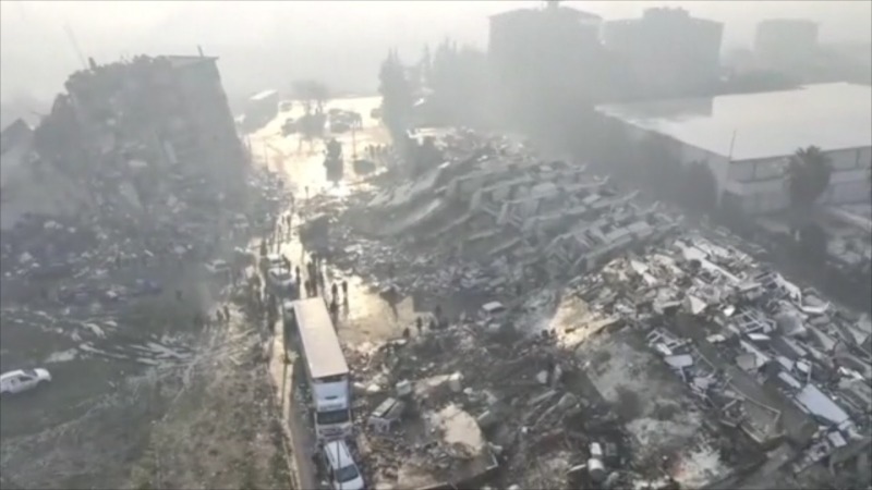 土耳其震中航拍视频|地震已致超4000人死亡:大片房屋...