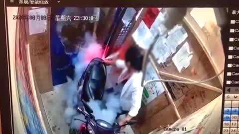 资讯全搜索 : 女子推电动车乘电梯着火