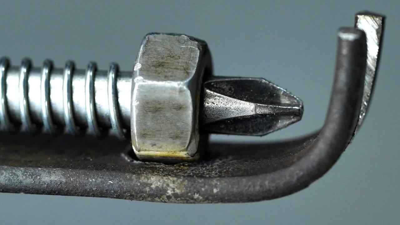 螺丝刀上装这么个小机关,简直太好用了,赶紧收藏起来