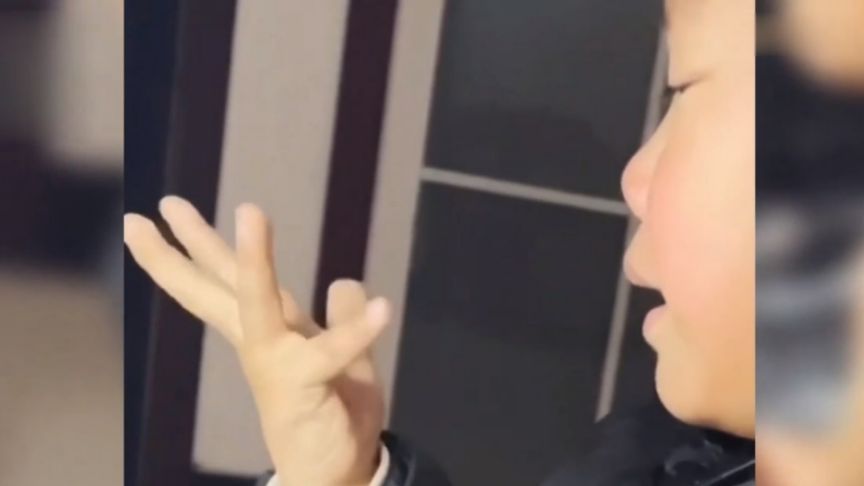 太难了!小男孩痛苦用手指做算数,妈妈一旁淡定指导