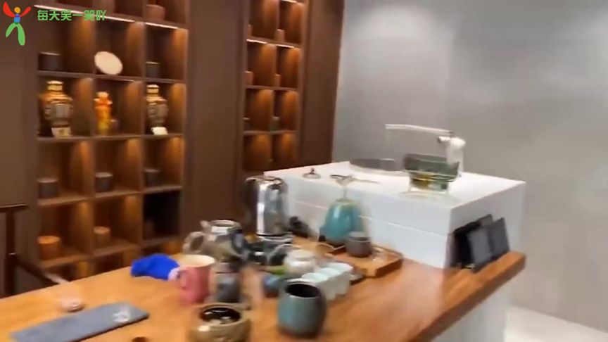 参观土豪朋友家一楼的车库,里面的装修风格很漂亮,网友:豪宅!