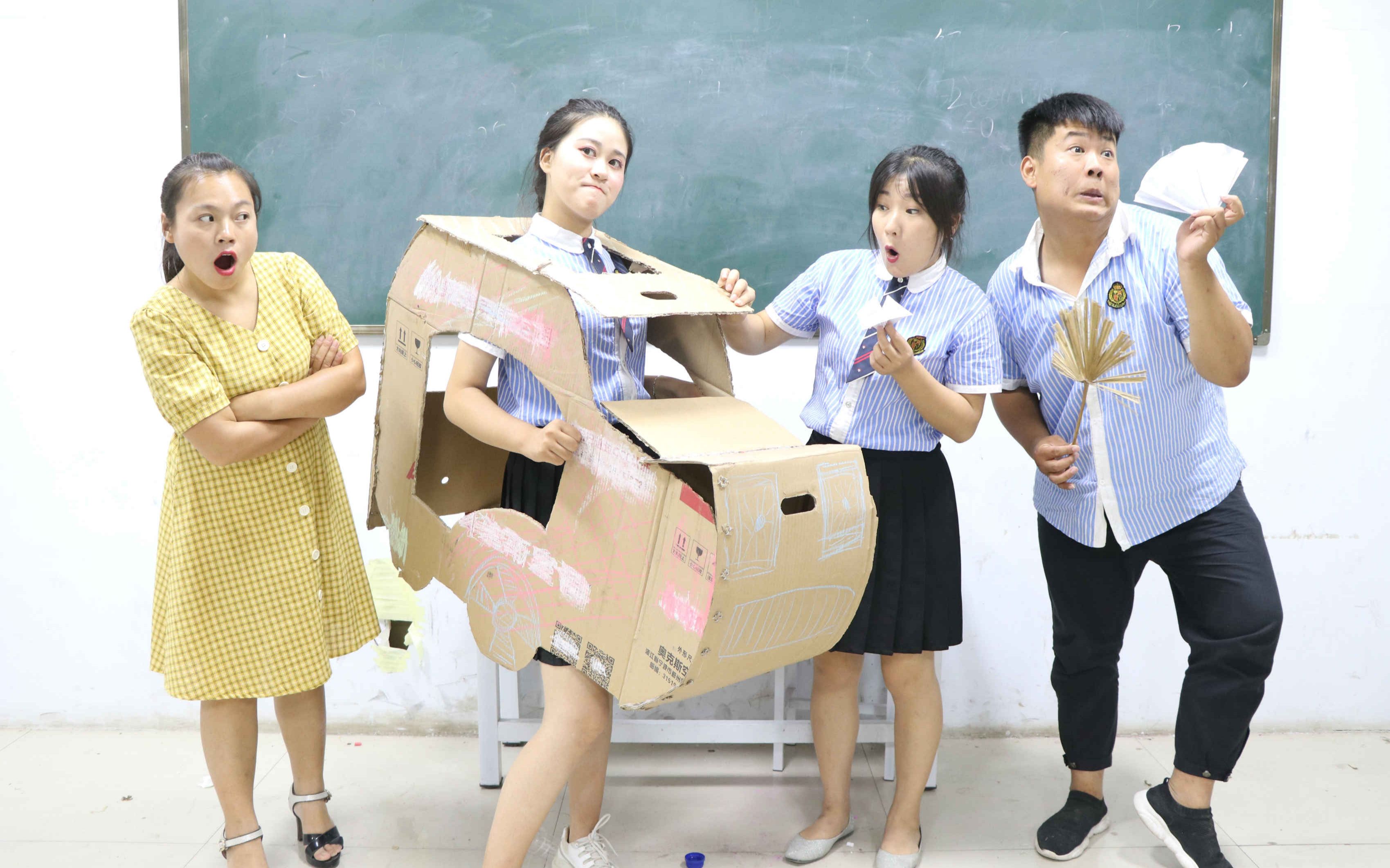 老师布置手工作业,没想女同学用废纸板做了一辆小汽车,太厉害了