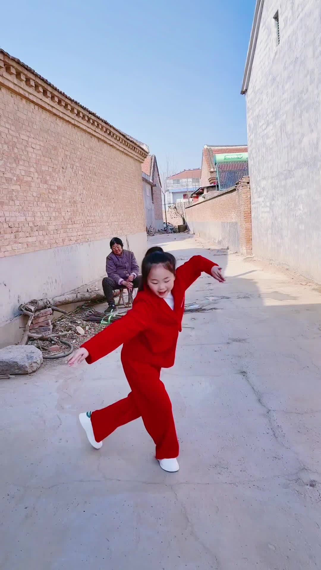 一周没见姥姥了,闺女说这周末回家帮姥姥种辣椒苗,地里开始忙农活了 ...