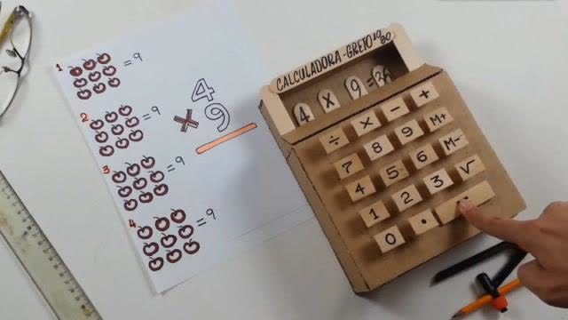 外国手工达人闲来无事,用纸板造出一个计算器,还能算算数呢