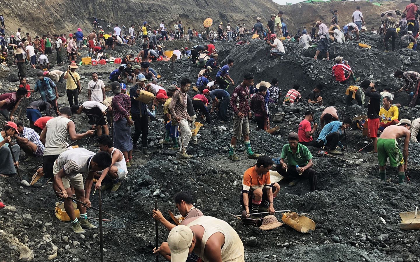 翡翠矿区实况,缅甸翡翠矿区人手一把锄头,向着梦想而奔跑