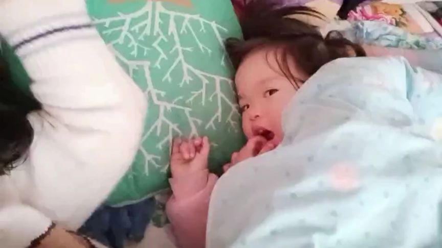 老婆教孩子说印尼话