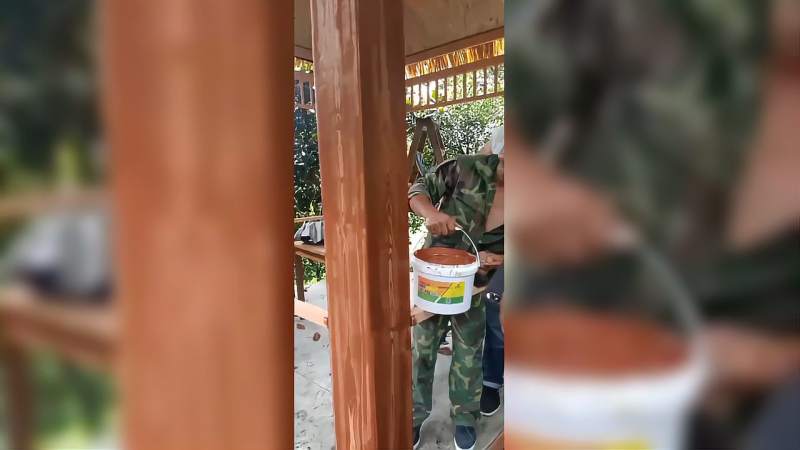 室外钢结构廊架上做仿木纹漆~手拉木纹漆施工教学视频