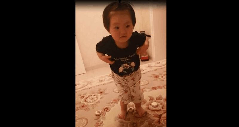 萌娃模仿母鸡下蛋,形象的不能再形象了!看一遍笑一遍!