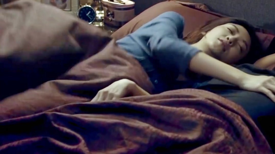 美女跟丈夫在家,两人生活甜蜜幸福