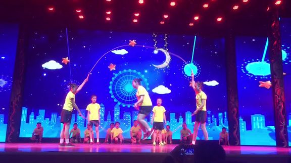 张掖高台骆驼城镇中心学校学生跳绳表演