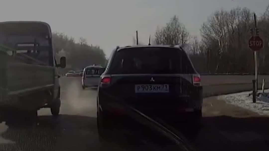 大货车在遇到危险时是不是真的刹不住?内行人做出解答