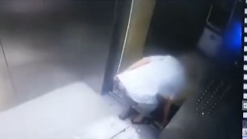 大爷用水杯挡电梯门,不料电梯直接上升,接下来一幕太可怕!