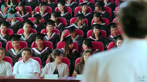 毕业典礼上校长的致辞感动,纷纷想起读书青春时候的我们