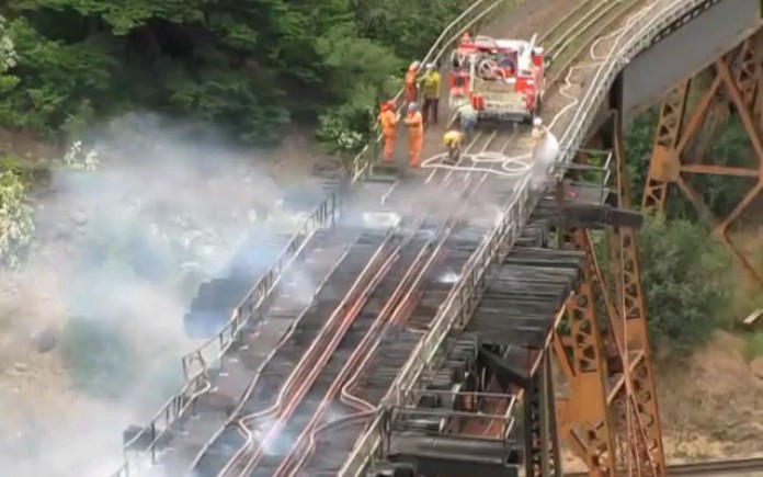 活久见,火车轨枕竟然会着火?估计到场的消防员也是一脸懵波