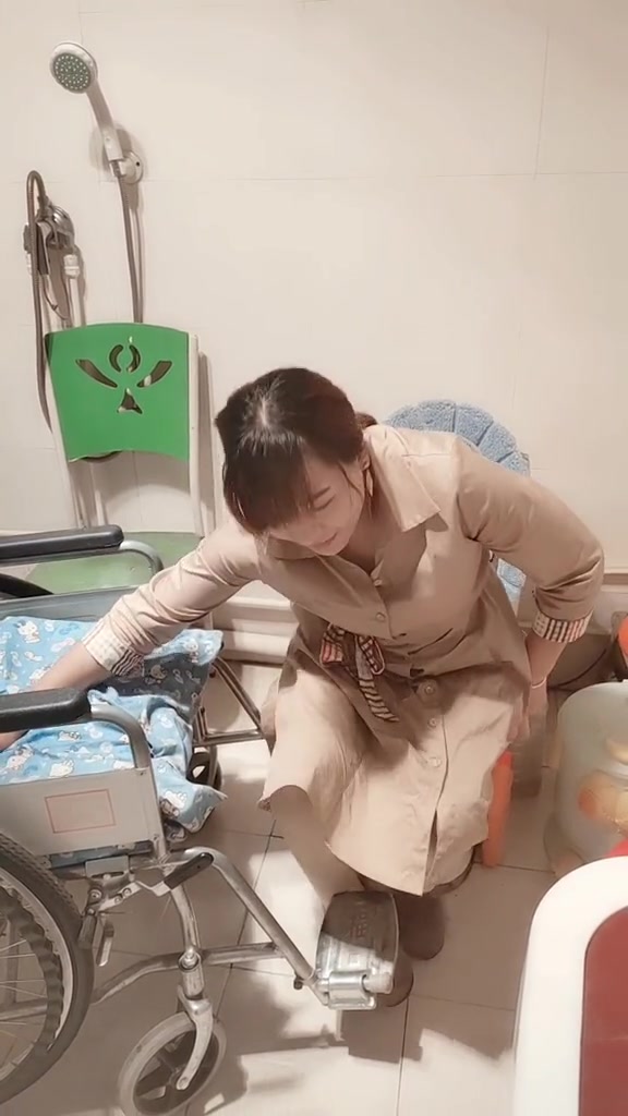 ...没人照顾你怎么上卫生间怎么洗澡啊?这就是我现实生活一切靠自己...
