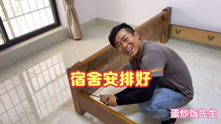 枫枫清吧开业在即,炒饭和何杰把宿舍床位安排好,期待新学员到来