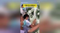 ... 万惠文烈士安葬仪式今天上午10:00举行,不少家乡父老赶来献花悼念...