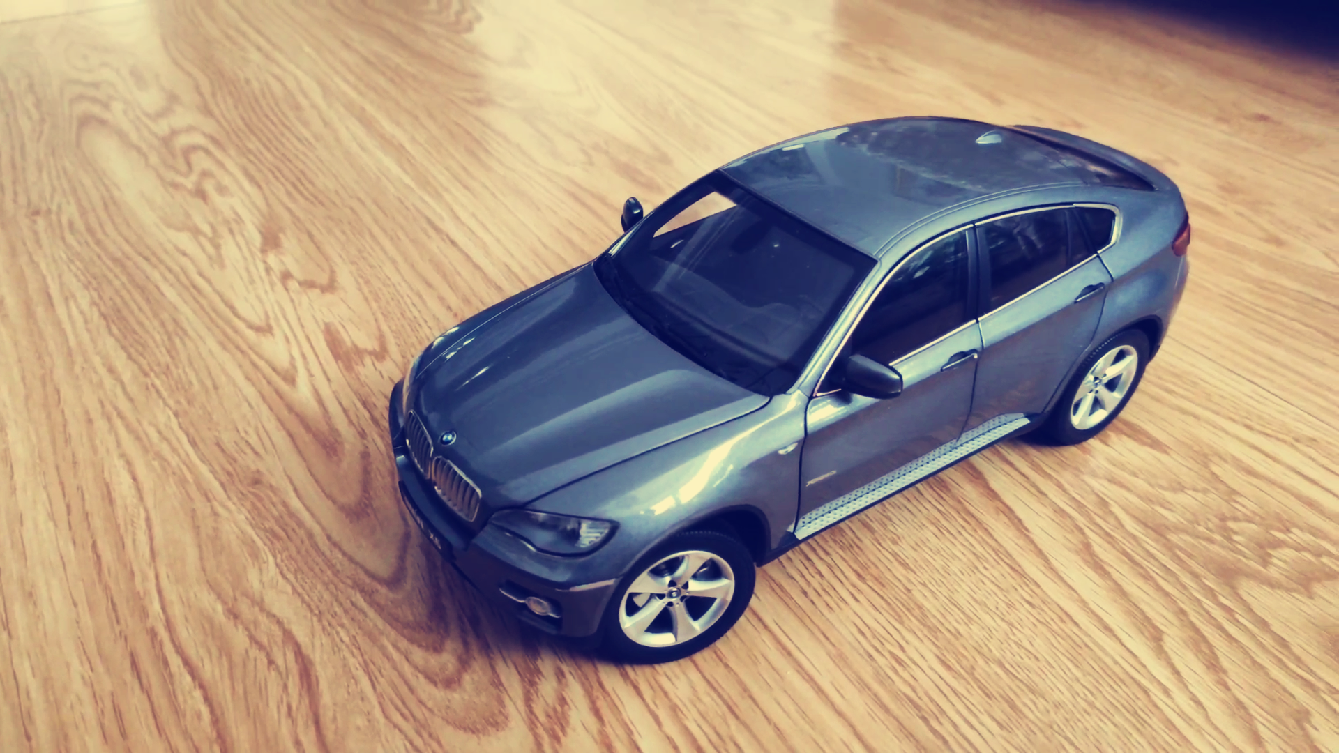 京商出品1:18宝马X6车模,比例很准值得收藏