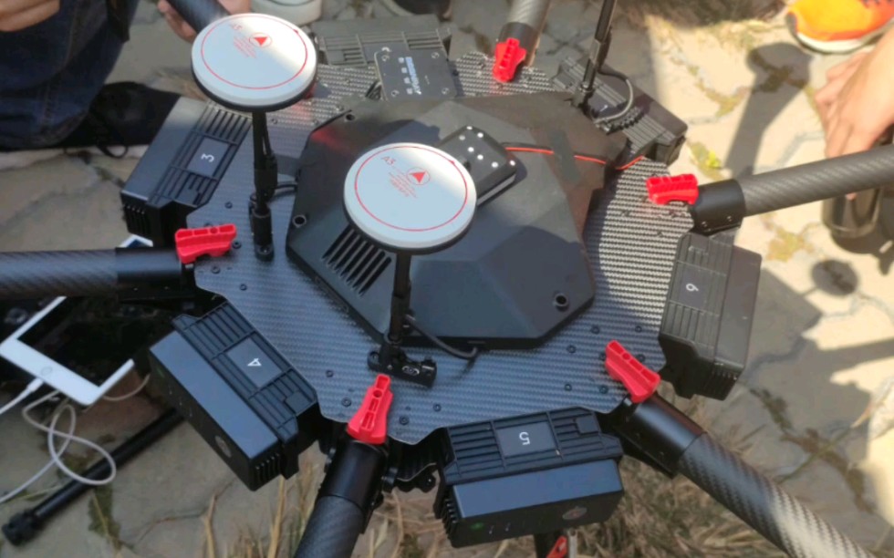 上无人机实训课的我激动的像个孩子,但在两个小时的暴晒下我的激情...