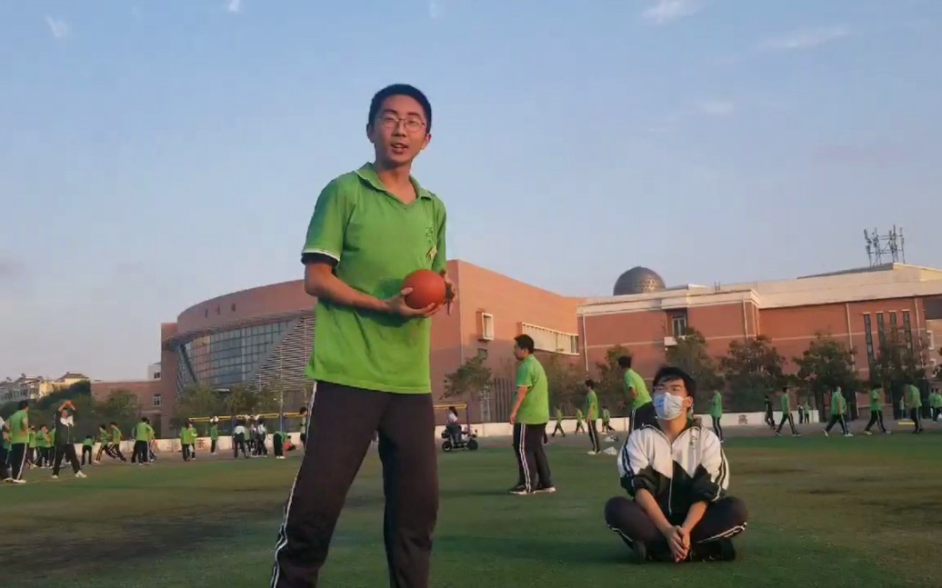 蛋老师和实心球动量守恒