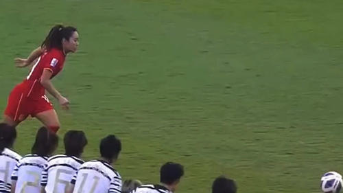 中国女足短时间内连扳两球,2比2追平韩国,女足姑娘们真的太厉害了