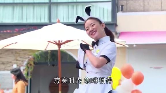 咖啡厅女服务员拿杀虫剂喷顾客 顾客直接找老板 要开除她