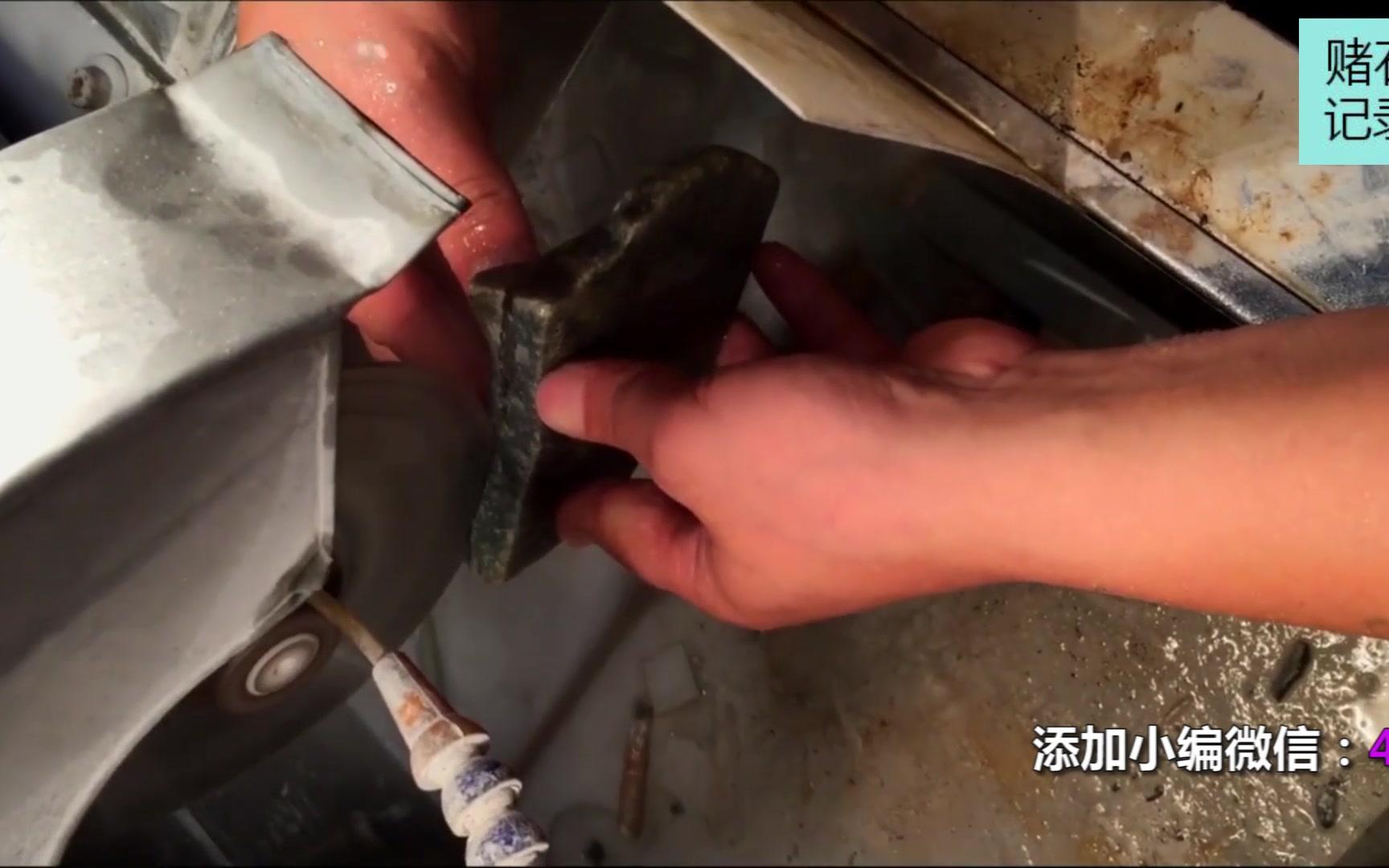 太幸运了,7000块的翡翠原石竟切出冰种翡翠手镯!大涨啦