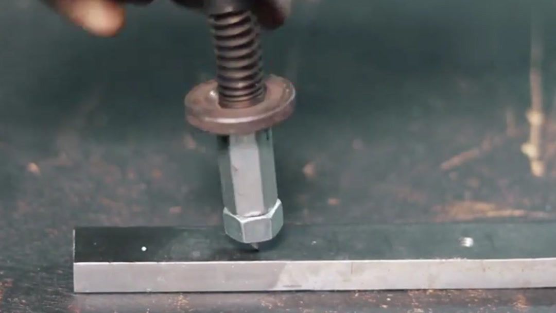 用螺栓和螺母制作的小工具,实用性没得说,原理只有内行才能看懂