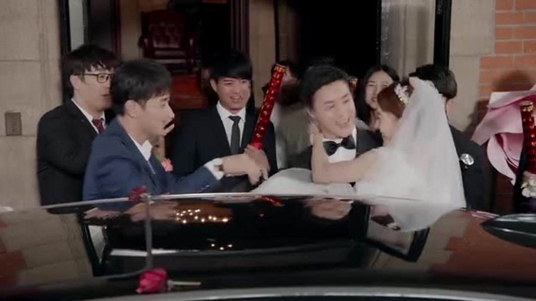 李宁枫抱张瑶瑶下婚车