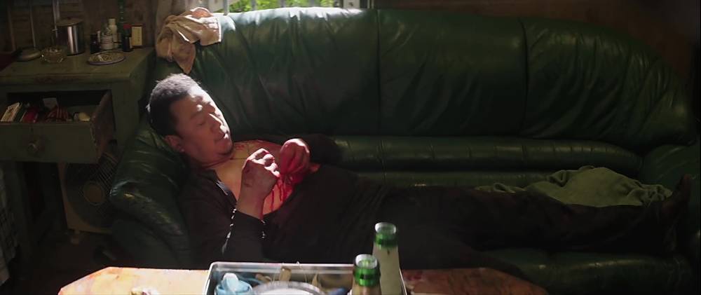 男子受伤了却不去医院,身上血淋淋的回到家中用酒消毒,佩服