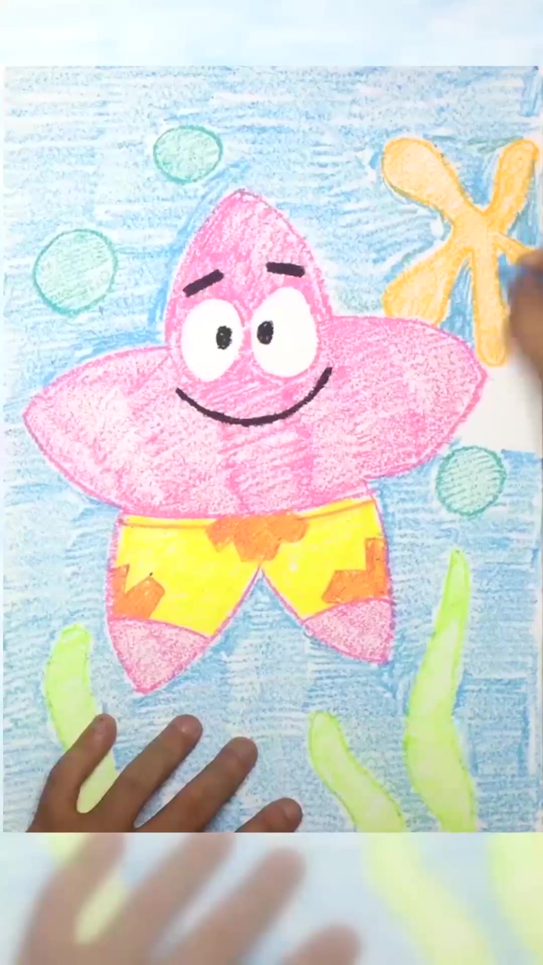 少儿美术课蛙蛙老师带你用油画棒画派大星@美术蛙