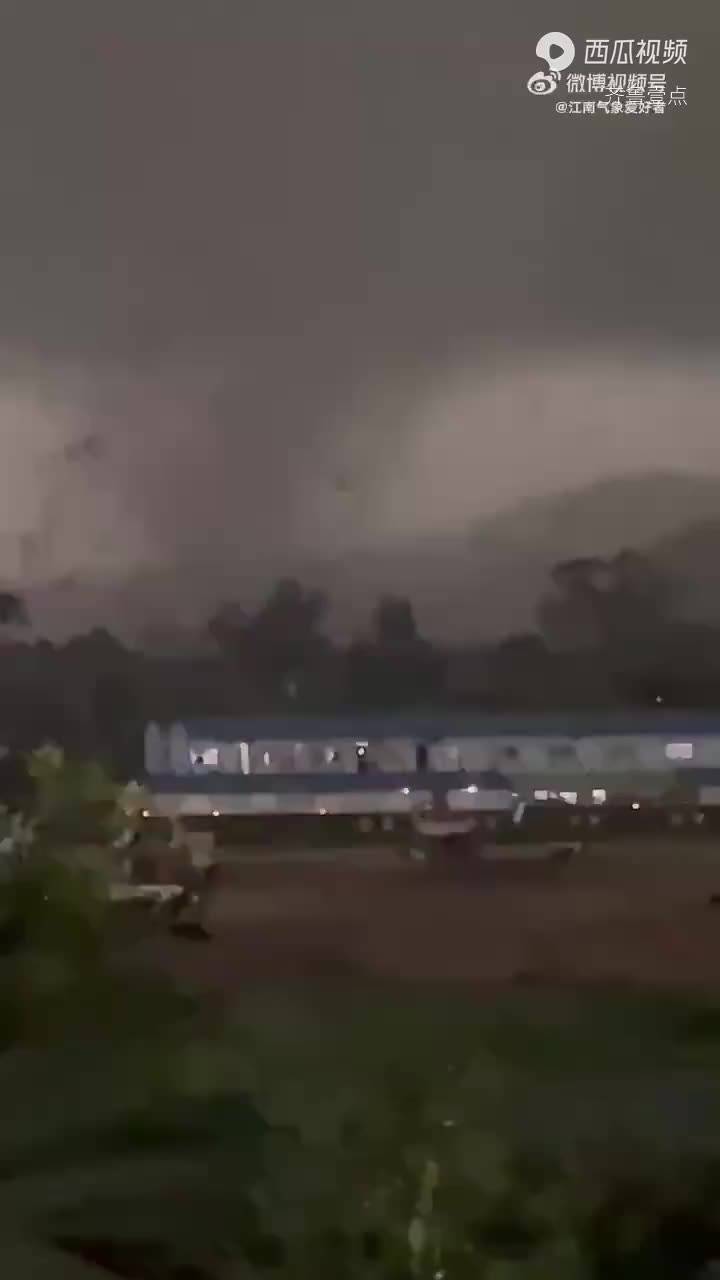 广州:白云区发生龙卷风,增城预警龙卷风,多地暴雨和冰雹预警生效