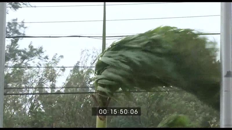 正面直视超强台风的威力,大到让人不敢相信,视频记录全过程!