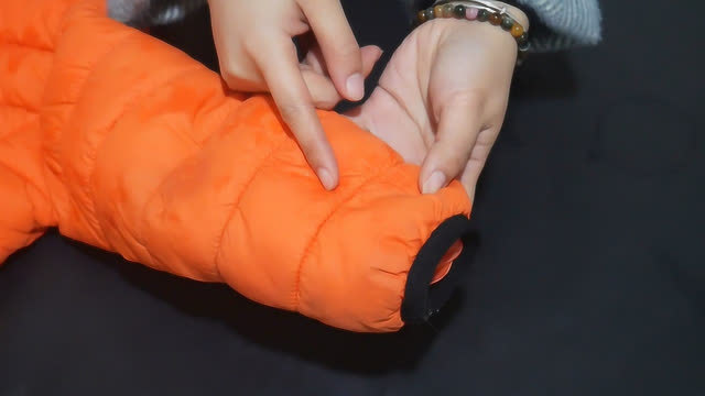 羽绒服的袖口脏了不要用水洗,教你擦一擦