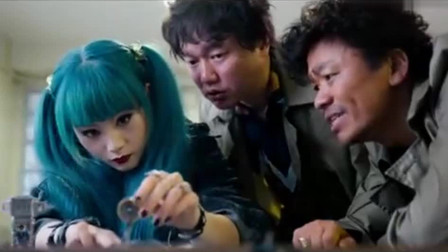 双马尾女孩不愧是黑客,竟用身上的装饰品,组成一台微型电脑