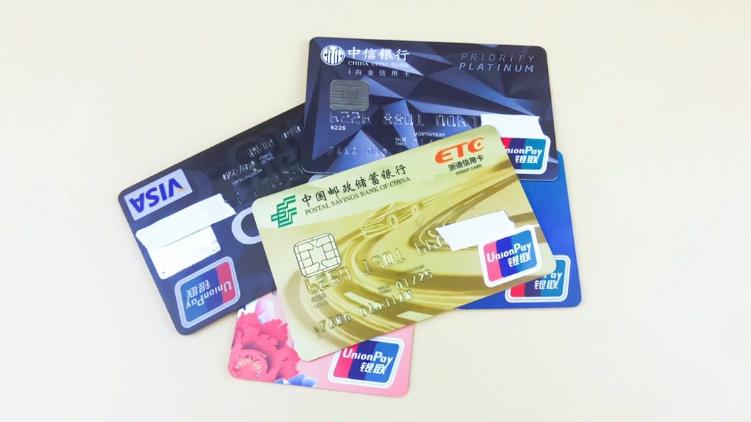 长期不用的银行卡,没钱又没销户,“多年以后”会不会欠银行钱