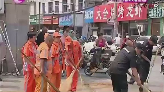 害市民摔倒的不明液体从何而来?目击者给出线索,主管部门急清理