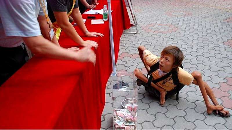 汶川地震中最感人的乞丐,双腿残疾靠乞讨捐款,如今生活怎么样?