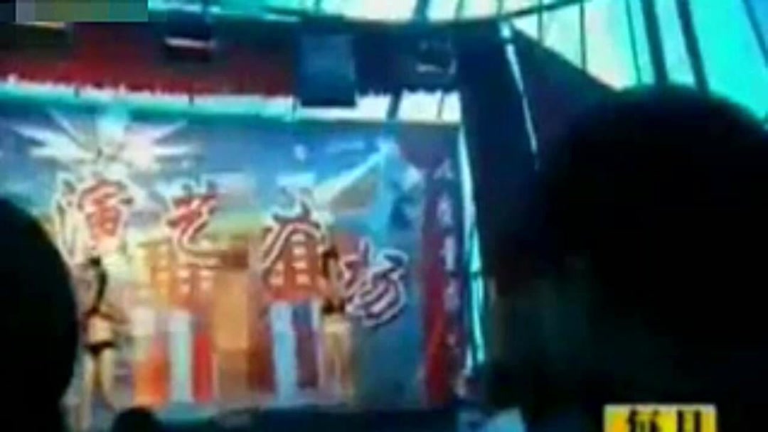 记者暗访乡村集会上的污秽表演