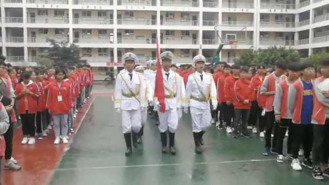 满满仪式感!中学设国旗护卫队升旗