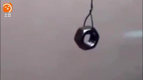 工厂小伙利用机械将螺帽加工成戒指,的确是一个人才