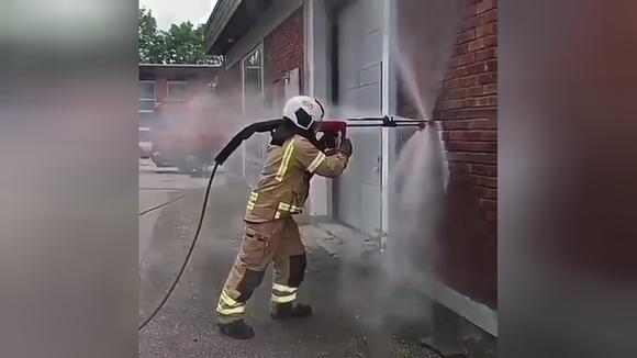 消防队水枪VS汤姆逊冲锋枪,哪个更厉害