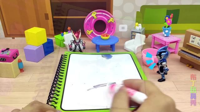 ...不小心把哥哥水画本打湿了,哥哥告诉弟弟水画本就是要打湿了才能画