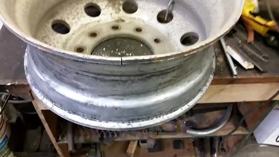 如何修复一个破损的汽车轮毂