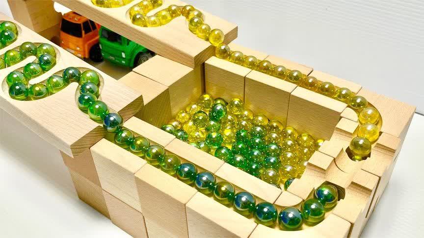 酷!50块积木搭建的城堡能装下多少弹珠?