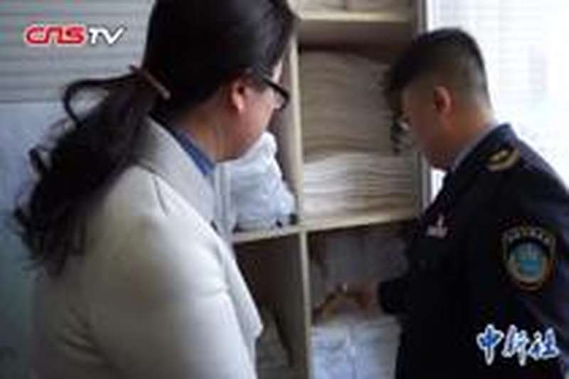 记者随山西执法人员检查住宿场所:酒店将浴巾杂物堆放一起